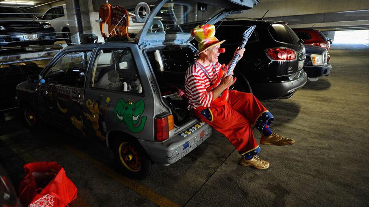Clown car: Driver uses clown masks to try to get into HOV lane